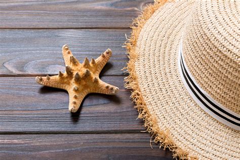 어두운 나무 배경에 밀 짚 모자와 불가사리 복사 공간을 가진 탑 뷰 여름 휴가 개념 갑각류에 대한 스톡 사진 및 기타 이미지