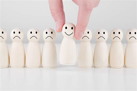 감정과 점수를 보여주는 아이콘나무 남자 우수한 비즈니스 등급 만족도 조사 및 고객 서비스 경험의 개념 1위에 대한 스톡 사진 및 기타 이미지 Istock