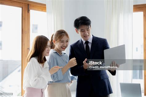 신생 기업을위한 마케팅 팀 회의 구현 계획을위한 회의를 브레인 스토밍 새로운 세대에 의한 관리 신생 기업을위한 마케팅 계획