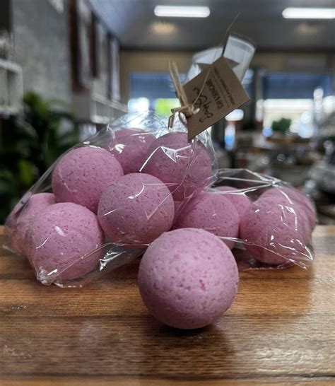 Small Bath Bombs Strawberry Pack Of 6 Daisy Skincare