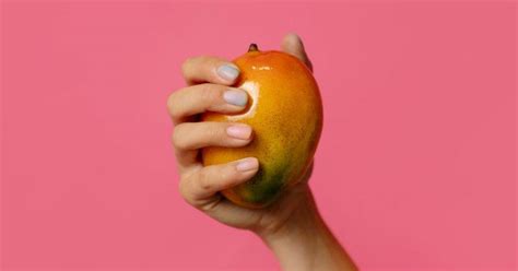 7 Cara Petik Mangga Suami, Bikin Seks Makin Menggairahkan