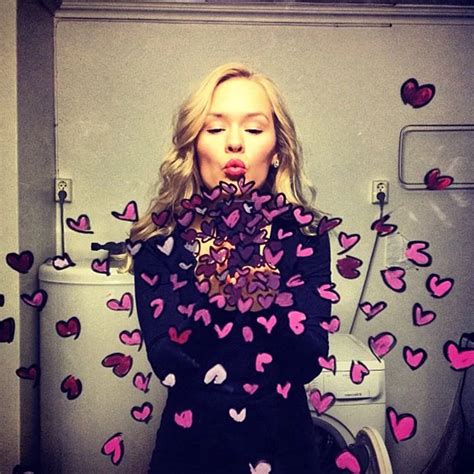 این دختر سلفی های آینه ایش را با نقاشی ترکیب کرده است