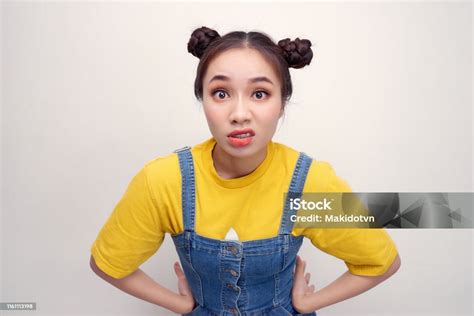 클로즈 업 사진 아름다운 놀라운 그녀 그녀의 여자 두 머리 만두 Ugh 얼굴 표정 혐오 측면 빈 공간을 착용 캐주얼 티셔츠 청바지 청바지 바지 옷 고립 된 흰색 배경 감정에