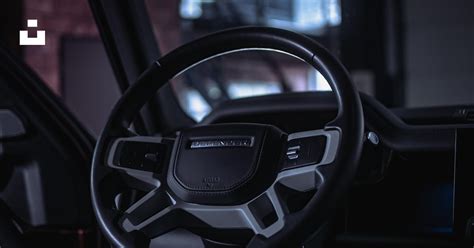 스티어링 휠이 있는 자동차 내부 사진 Unsplash의 무료 체코 이미지