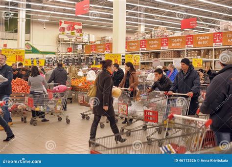 Gente Que Hace Compras En Tienda Del Supermercado Foto Editorial