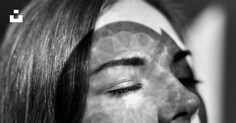 회색조 사진 의 여자 와 흰색 및 검은 색 얼굴 마스크 사진 Unsplash의 무료 얼굴 이미지