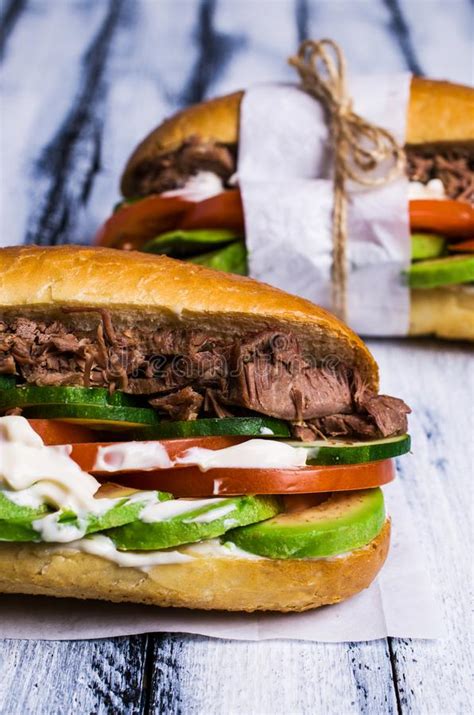Bocadillo Con La Carne Y Las Verduras Imagen De Archivo Imagen De Parrilla Rebanada 104325599