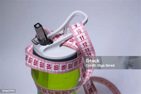녹색 스포츠 병 위에 빨간색 측정 테이프 건강한 삶 스포츠 컨셉 맨 위 보기입니다 공간을 복사합니다 격리 흰색 배경 가냘픈에 대한 스톡 사진 및 기타 이미지 Istock