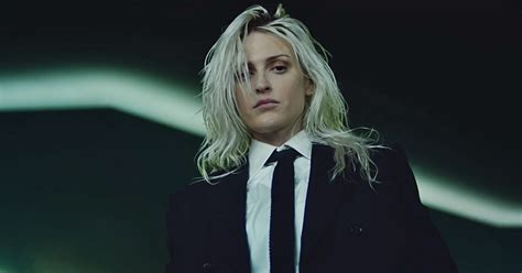 Como Emily Armstrong Superou O Medo De Substituir Chester Bennington No