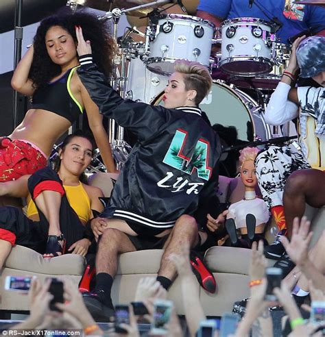 Miley Cyrus Bumps And Grinds With Female Dancers On Jimmy Kimmel Live