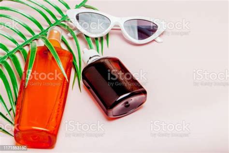 밝은 사각형 노란색과 분홍색 배경에 병 자외선 차단제 바다 여름 시간에 리조트의 개념 상단보기 평면 평신도 미니멀리즘 복사 공간 0명에 대한 스톡 사진 및 기타 이미지