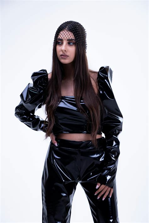 광택이 있는 꾸뛰르 눈길을 끄는 다채로운 런웨이 매력 매력적인 매우 훌륭한 매혹적인 메이크업 모델 블루