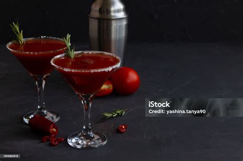 체리 토마토와 칵테일 블러디 메리 칵테일 검은 색 배경에 고립 된 유리에 보드카와 토마토 주스와 알코올 음료 바쁜 바 탑에 후추를 곁들인 뱀파이어 칵테일 복사 공간을