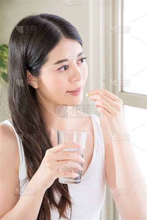 美丽的亚洲女性喝水吃营养补品素材 花瓣网