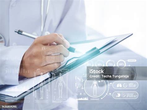 건강 정보 신체 및 내부 장기 아이콘 가상 화면의 환자 물리적 파일 정보 및 환자의 침대 근처에서 메모를 작성하는 의사의 손 사진 건강 관리 및 의료 기술 건강 진단에 대한