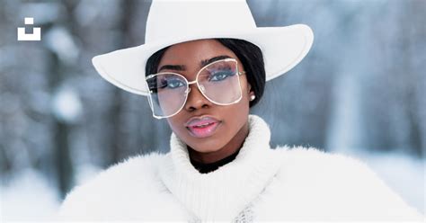 검은 프레임 안경을 쓴 흰색 모피 코트를 입은 여자 사진 Unsplash의 무료 스타일 이미지