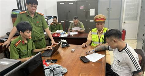 CSGT kiểm tra nồng độ cồn phát hiện vụ tàng trữ thuốc lắc