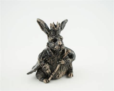 Статуэтка кролик король 2023 фигурка кролика T Rabbit подарунок в рік кролика — цена 214 грн