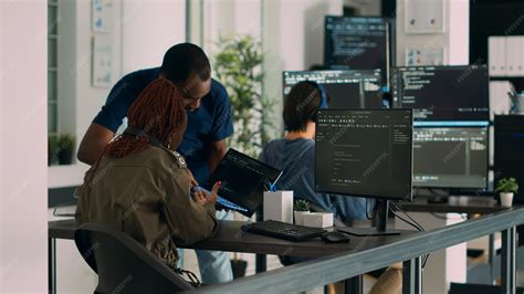 Premium Photo Database Developer Explaining Algorithm To Colleague