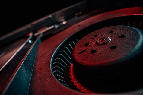 극적인 네온 컬러 조명아래 칩 회로 기판 및 구성 요소를 보여주는 데스크톱 컴퓨터의 내부에 Cpu 냉각 팬의 매크로 클로즈업 샷 0명에 대한 스톡 사진 및 기타 이미지