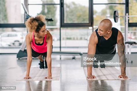 아프리카계 미국인 부부의 선수 체육관에서 피트 니스 매트에 판자를 서로 바라보 고 웃는 강사에 대한 스톡 사진 및 기타 이미지 강사 건강한 생활방식 근육질 체격