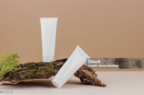 유해한 첨가제없이 천연 화장품의 개념 흰색 튜브의 얼굴 이나 바디 크림 나무 조각에 서 공간을 복사합니다 광고에 이상적 메이크업 화장품에 대한 스톡 사진 및 기타 이미지