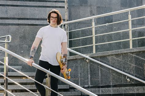 힙스터 잘 생긴 남성 모델 캐주얼 도시 스타일에 로고 또는 디자인에 대 한 공간을 흰색 빈 티셔츠를 입고 T 셔츠에 대한 스톡 사진 및 기타 이미지 Istock