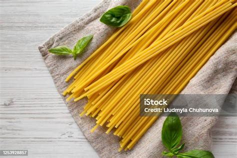 흰색 나무 배경에 건조 유기농 부카티니 파스타 상단 보기 위에서 평평한 평지 머리 위 공간을 복사합니다 건강한 식생활에 대한 스톡 사진 및 기타 이미지 Istock