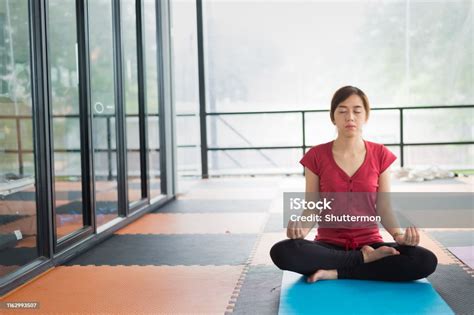 체육관에서 매트에 요가와 명상을 연습 스포츠 여자 복사 공간 스포츠 및 건강 개념 매트 실내 장식에 대한 스톡 사진 및 기타 이미지 매트 실내 장식 명상하기 사람들