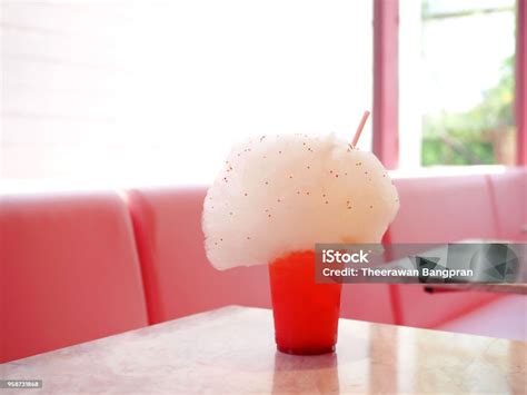 시원한 소 다와 함께 아이스 딸기 플라스틱 유리 얹은 솜 사탕과 작은 다채로운 설탕 가닥 면에 대한 스톡 사진 및 기타 이미지 면 사탕 소다 Istock