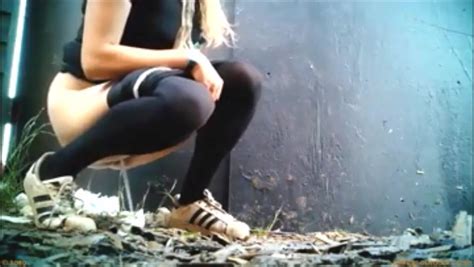 Genuine Pee Desperation Girl Peeing…