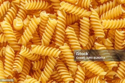 마른 파스타 푸실리 Fusilli는 나선형 모양과 노란색을 가지고 있습니다 파스타는 국수처럼 밀가루로 만든 맛있는 이탈리아 전통 음식입니다 파스타 배경 위쪽 보기 건강한