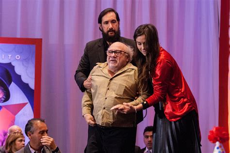 VIDEO la caída de Danny DeVito en la conferencia de prensa para