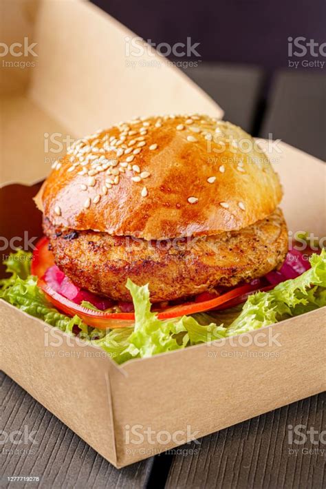 길거리 음식 미트 커틀릿 버거는 종이 상자에 있습니다 음식 배달 감자 요리에 대한 스톡 사진 및 기타 이미지 감자 요리 건강에 좋지 않은 음식 고기 Istock