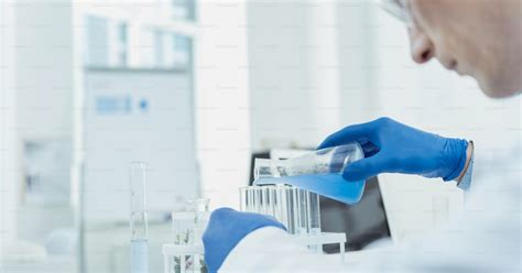 생물학 연구 실험실에서 일하면서 실험을 수행하는 전문 과학자 사진 Unsplash의 전문 직업 이미지