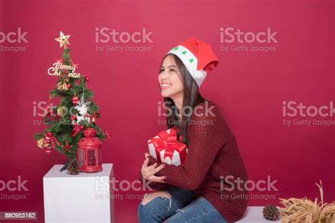 빨간 배경 크리스마스 개념에 스튜디오에서 아름 다운 산타 클로스 소녀 12월에 대한 스톡 사진 및 기타 이미지 12월 겨울 공휴일 Istock