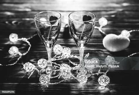 발렌타인 데이를 위한 하트와 로맨틱 한 와인 잔 날짜 및 저녁 식사 아늑한 조명 나무 배경입니다 휴일 엽서 사랑 개념입니다 개념에 대한 스톡 사진 및 기타 이미지 Istock