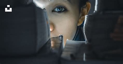 검은 히잡을 쓴 여자 셀카 찍기 사진 Unsplash의 무료 얼굴 이미지