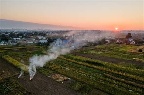 건조한 잔디와 짚 수염에서 농업 폐기물 모닥불의 공중 보기 지구 온난화와 발암 물질을 일으키는 농지에서 건조한 계절 동안 두꺼운 연기 오염 공기로 굽기 0명에 대한 스톡