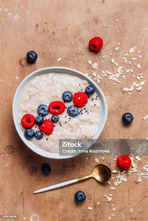 신선한 베리와 아몬드 우유를 곁들인 조식 오트밀 죽 건강한 비건 음식 컨셉 맨 위 보기 공간을 복사합니다 플랫 레이 0명에 대한 스톡 사진 및 기타 이미지 Istock