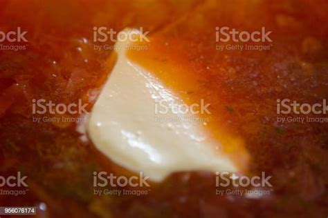 나무 테이블에 흰 접시에 사 우 어 크림의 조각으로 사탕 무에서 빨간 사탕 무 0명에 대한 스톡 사진 및 기타 이미지 0명 딜 허브 러시아 Istock