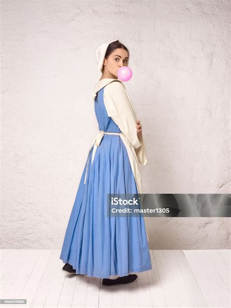 코르 셋 드레스와 모자를 착용 하는 역사적인 제복에서 중세 여자 빅토리아 스타일에 대한 스톡 사진 및 기타 이미지 빅토리아 스타일 성 건축물 겸손 Istock