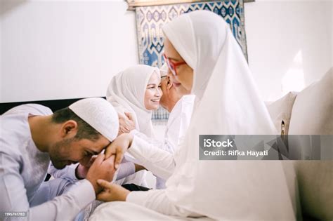 하리 라야 에이딜피트리 이드 울피터에게 용서를 구하는 아름다운 가족 Eid Ul Fitr에 대한 스톡 사진 및 기타 이미지 Eid Ul Fitr 가정의 방 가족