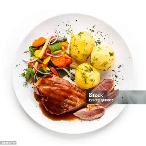 흰 배경에 삶은 감자와 야채를 곁들인 소고기 스테이크 튀김 스트립 스테이크에 대한 스톡 사진 및 기타 이미지 스트립 스테이크