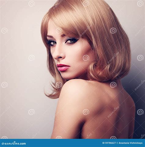 Sexy Make Up Vrouwelijk Model Met Het Blonde Korte Kapsel Kijken Vin Stock Afbeelding Image Of