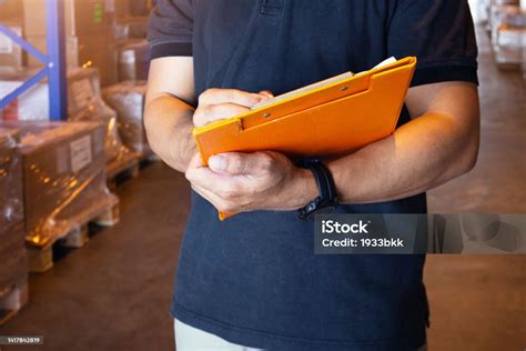 클립보드를 들고 있는 작업자가 보관 창고의 포장 상자를 확인하고 있습니다 재고 관리 공급망 선적 상자 운송 창고 물류 고객에 대한 스톡 사진 및 기타 이미지 Istock