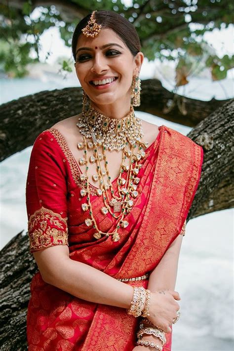 థాయ్‌లాండ్‌లో బీచ్‌ పక్కనే పెళ్లి సంతోషం పట్టలేకున్న వరలక్ష్మి ఫోటోలు Varalaxmi