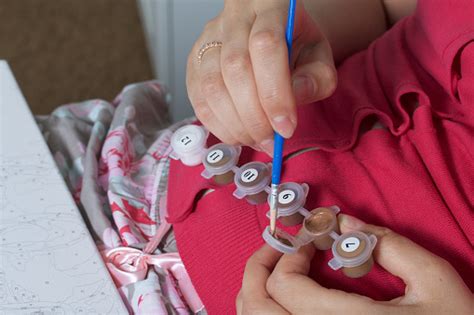 예술 숫자로 그리기 한 여성이 면화로 캔버스를 그립니다 브러쉬 번호가 매겨진 페인트 및 물을 유리에 사용합니다 개념에 대한 스톡 사진 및 기타 이미지 Istock