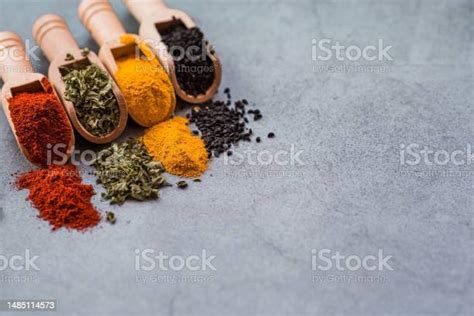 향기로운 향신료 세트 심황 파프리카 허브 후추는 회색 배경에 나무 숟가락에 있습니다 텍스트를 위한 여유 공간 양념류에 대한 스톡 사진 및 기타 이미지 Istock