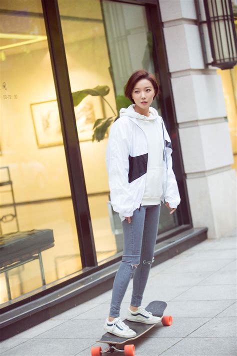 王珞丹这滑板玩得真6，身穿一条牛仔裤好休闲，瞬间从美女变少年王珞丹滑板牛仔裤新浪新闻